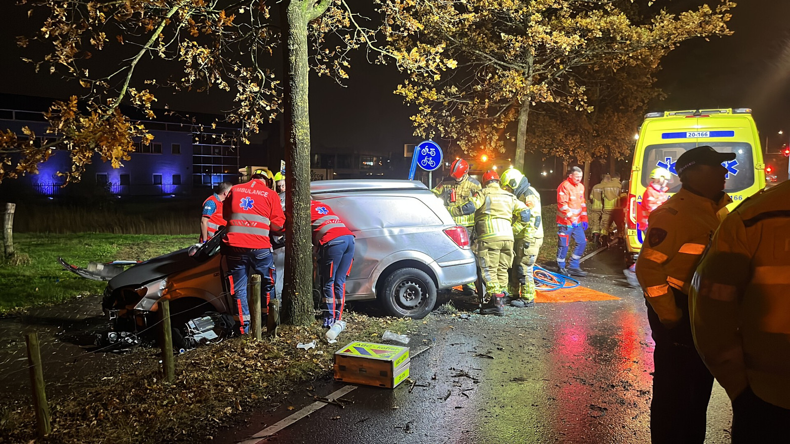 Automobiliste raakt ernstig gewond bij botsing tegen boom op N282 bij ... Automobiliste raakt ernstig gewond bij botsing tegen boom op N282 bij ...