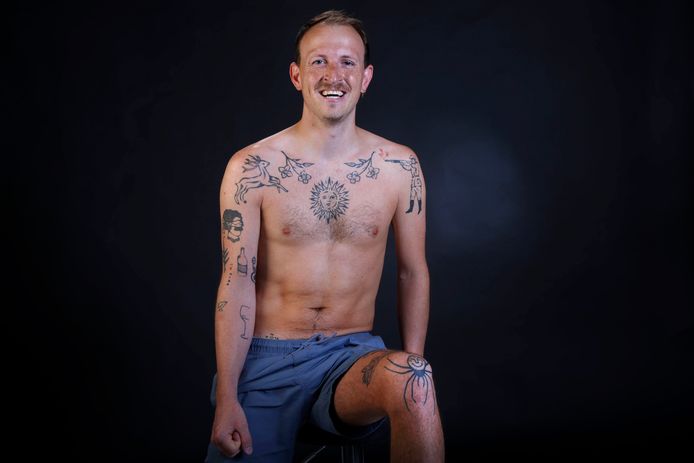 Stijn heeft ‘prison tattoos’, gemaakt met hand, naald en inkt: dopen en prikken | Nijmegen e.o ...