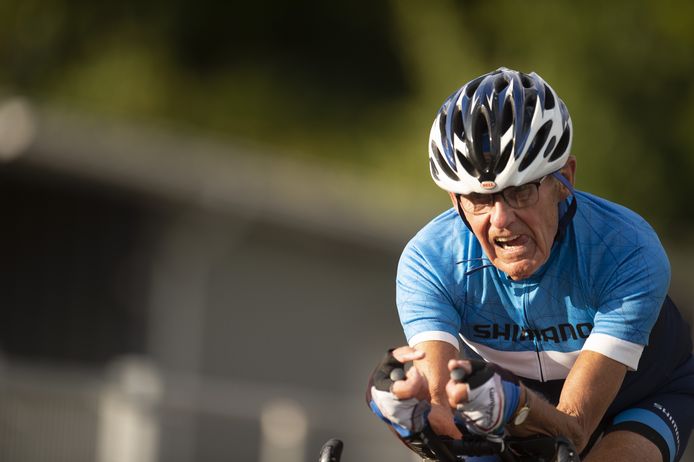 Turbo Theo (86) uit Warnsveld is zijn werelduurrecord kwijt, maar daar ...