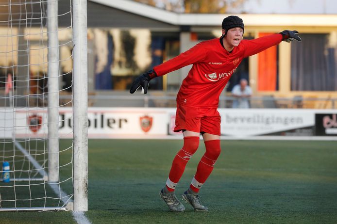 Tim is keeper en draagt altijd een helm: ‘Tegen alles beschermen kan ...