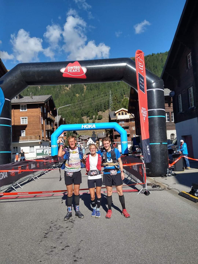 Ann (50) loopt 360 kilometer door Zwitserse Alpen en overwint 26.000 ...