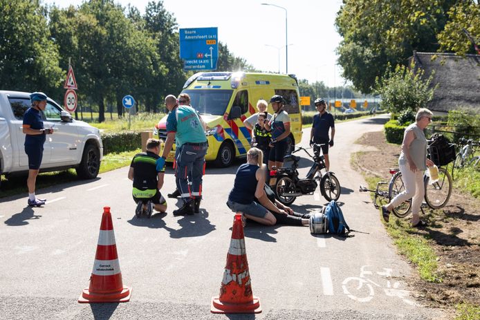 Bromfietser en wielrenner knallen op elkaar in Eemnes, racefiets breekt ...