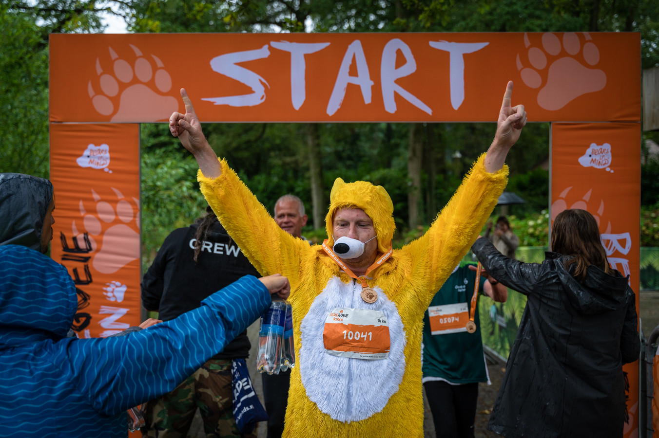 Rennen door de regen in Ouwehand voor de beren | Foto | gelderlander.nl
