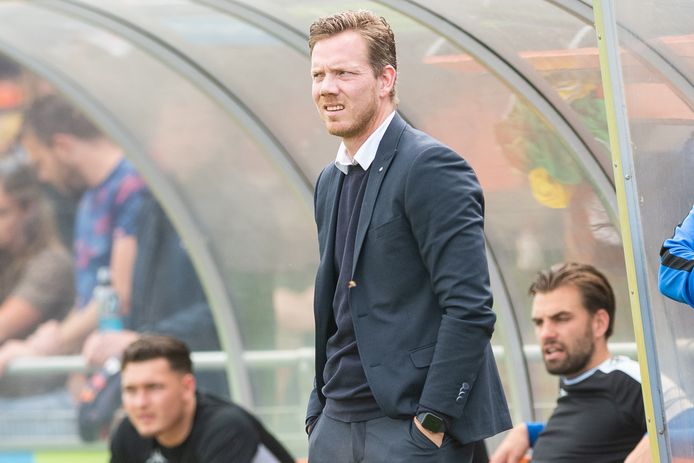 Rogier Veenstra coach van Zeeuws elftal, samen met Kevin Hollander ...