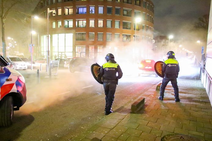 Opnieuw chaotische avond in Nederlandse steden: politie lost ...