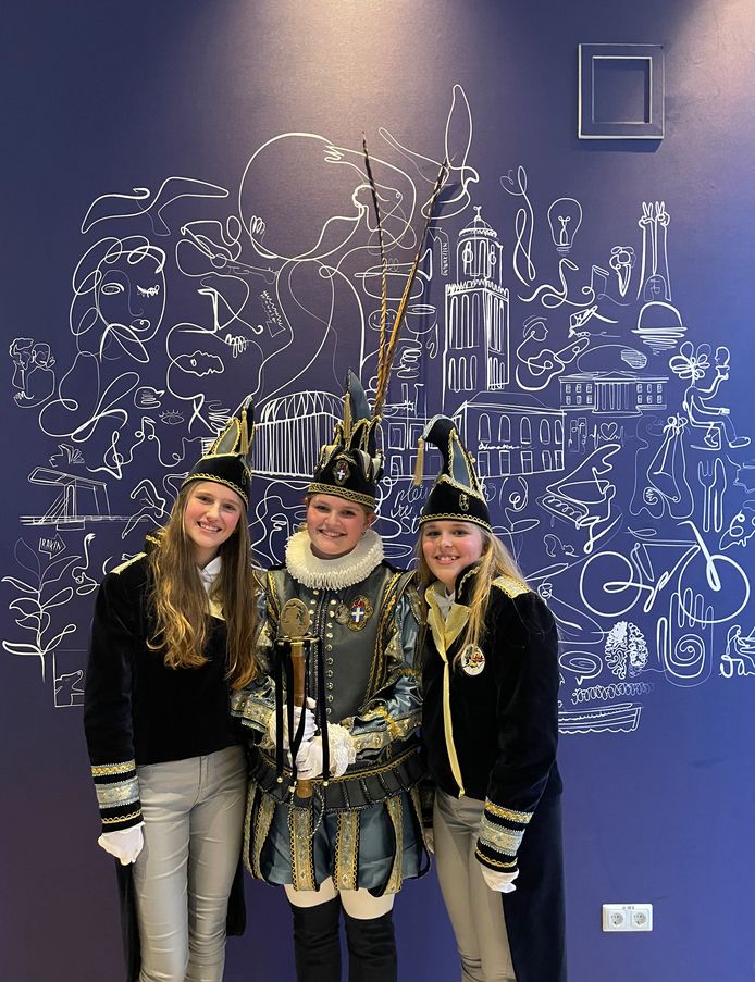 Jeugdprinses Maeghan van Sassendonk en haar adjudanten staan te ...