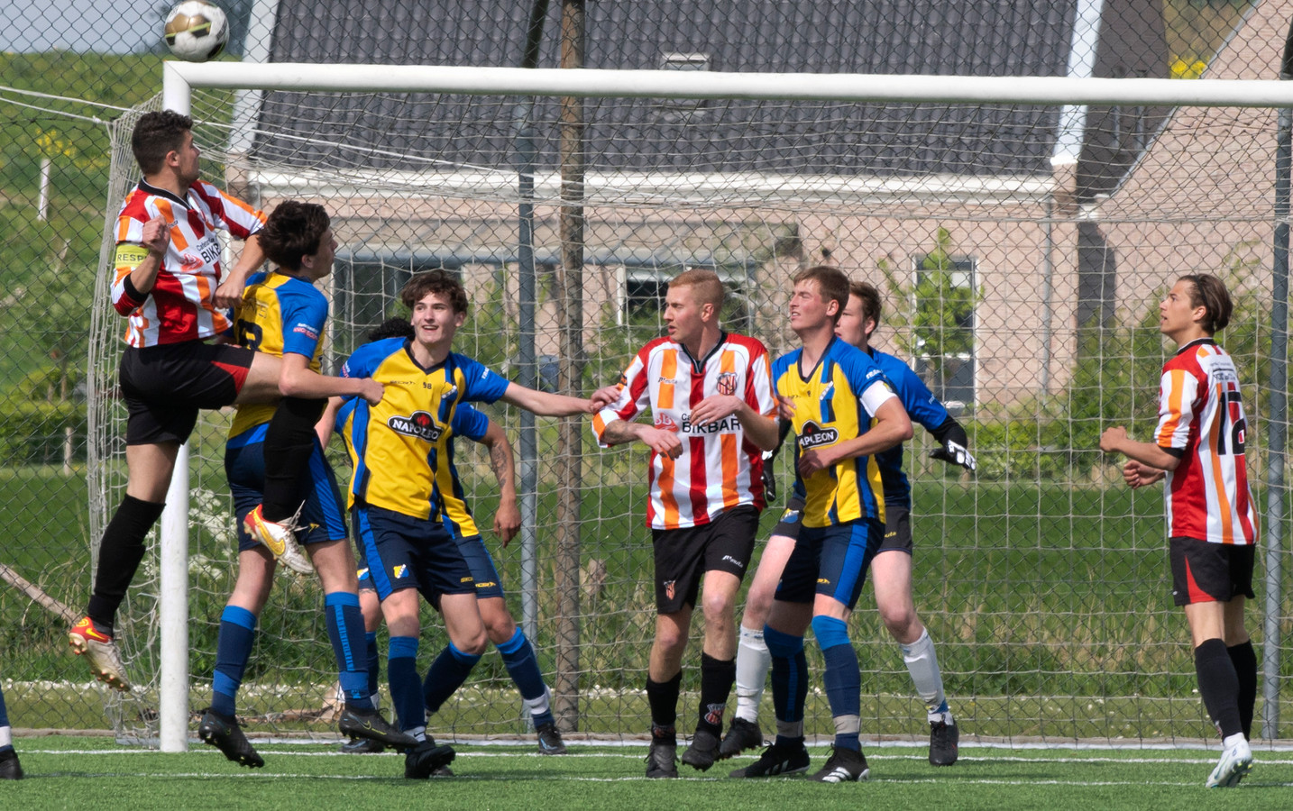 Doelman van MEC’07 knalt hard met zijn hoofd tegen de paal ...