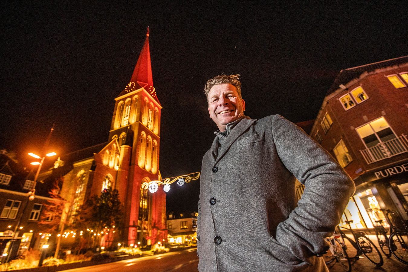 Als het in Hengelo donker wordt, gaan de schijnwerpers aan en wordt het ...
