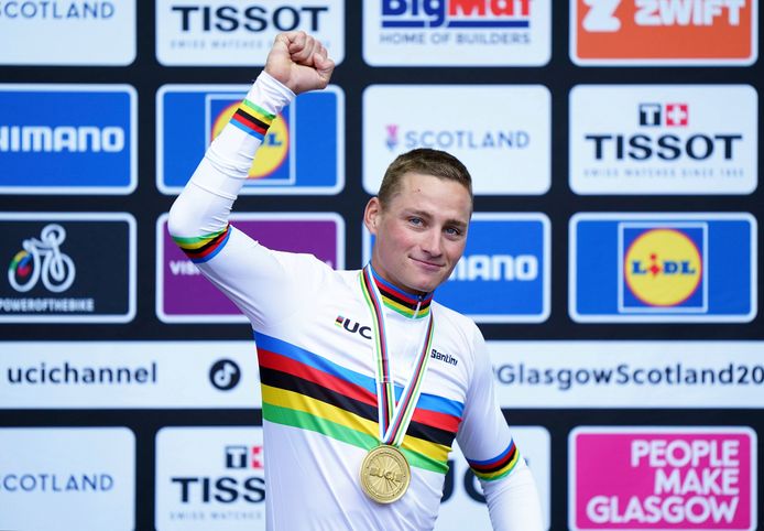 Mathieu van der Poel dacht even dat hij regenboogtrui kon vergeten ...