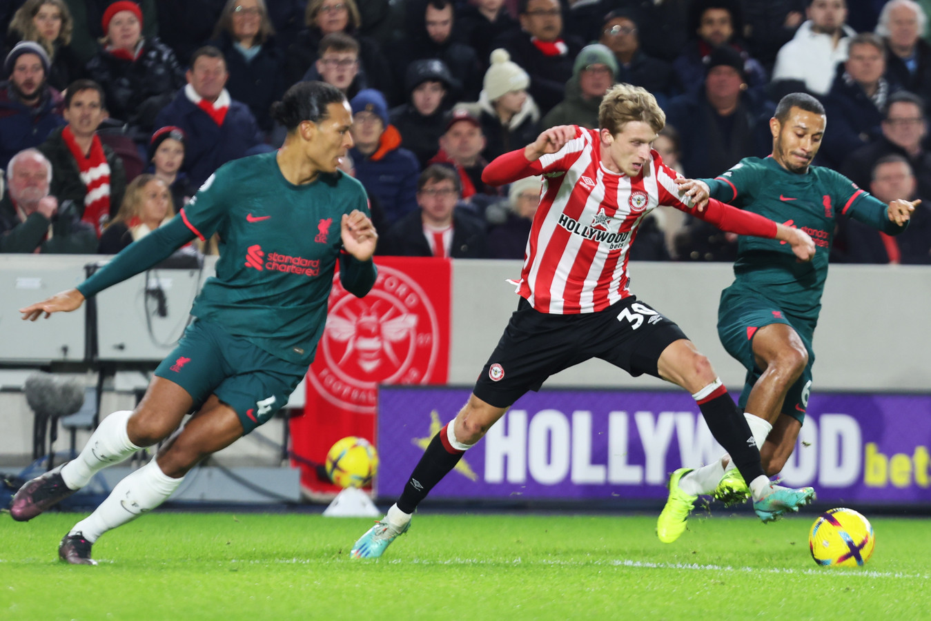 ‘Trage en onhandige’ Virgil van Dijk gefileerd in Engelse media, Domino ...