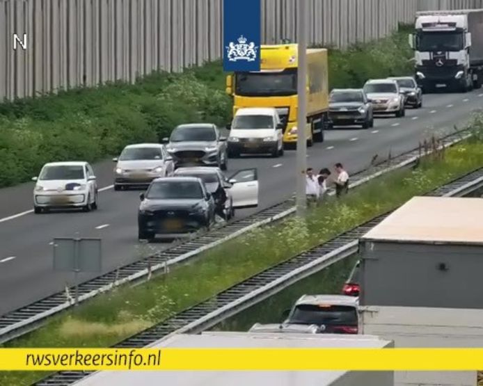 Drie auto’s botsen op elkaar op A2 bij Eindhoven: linkerrijstrook afgesloten | Eindhoven | AD.nl