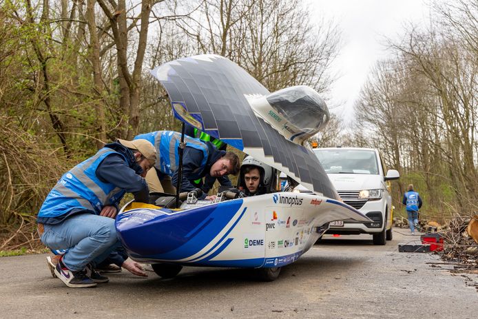 Solar Team doet ‘een Kamp Waes’ met zonnewagen op militair domein ...