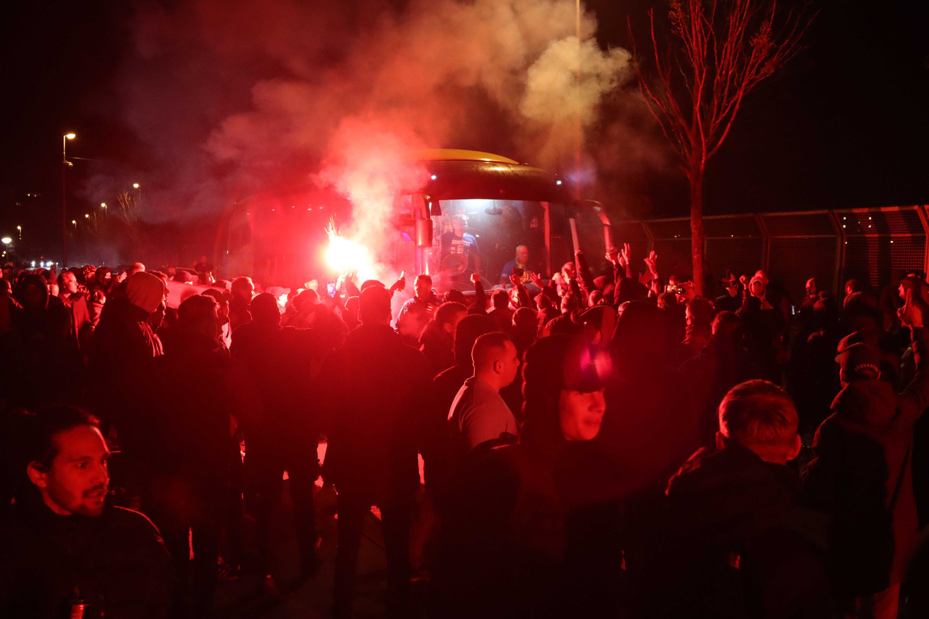 Fans onthalen kampioen Cambuur diep in de nacht met vuurwerk | Foto | AD.nl