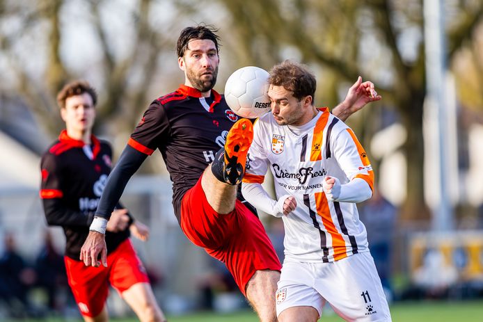 Veldspeler moet keepen, doelpuntenfestijn bij Floreant en dit gebeurde ...