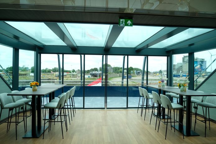 Futuristisch schip Blue Rhapsody meert aan in Antwerpen | Antwerpen ...