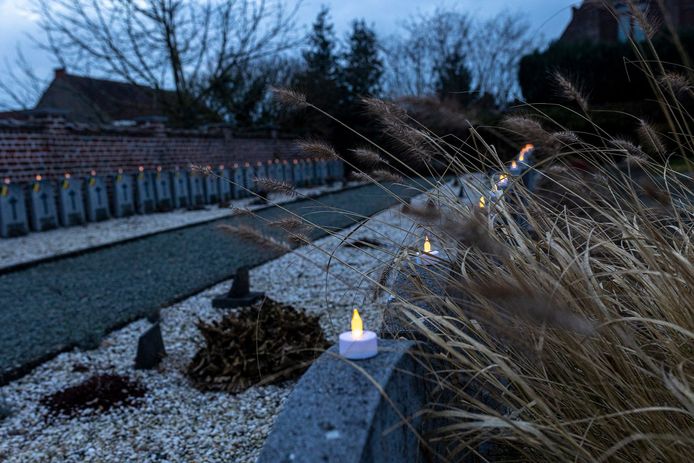 Oorlogsslachtoffers ook dit jaar niet vergeten: vrijwilligers laten ... Oorlogsslachtoffers ook dit jaar niet vergeten: vrijwilligers laten ...