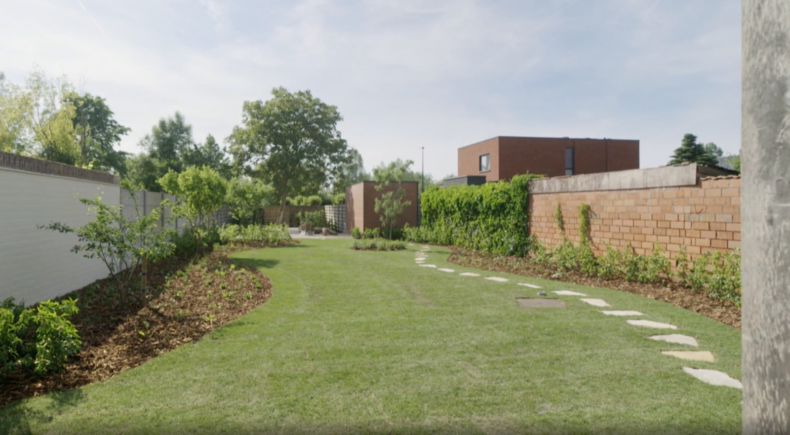 Van saai grasveld naar gezellige familietuin: kale tuin krijgt ...