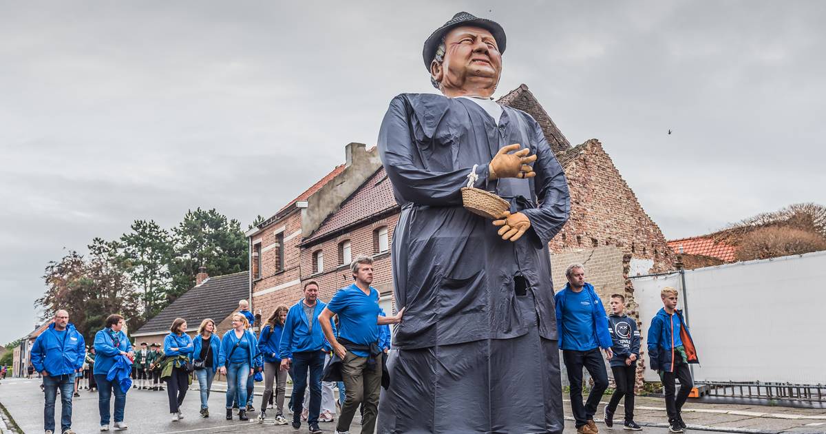 Reuzen dansen door straten tijdens halfoogstkermis | Dendermonde | hln.be