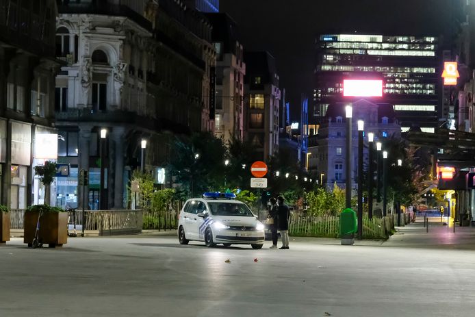 Na heisa in Nederland rond avondklok, groeit ook kritiek in Brussel ...