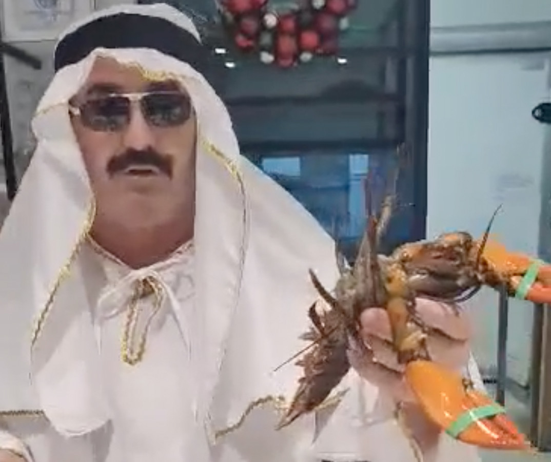 WK voetbal inspireert vishandelaar tot hilarisch filmpje | Foto | hln.be