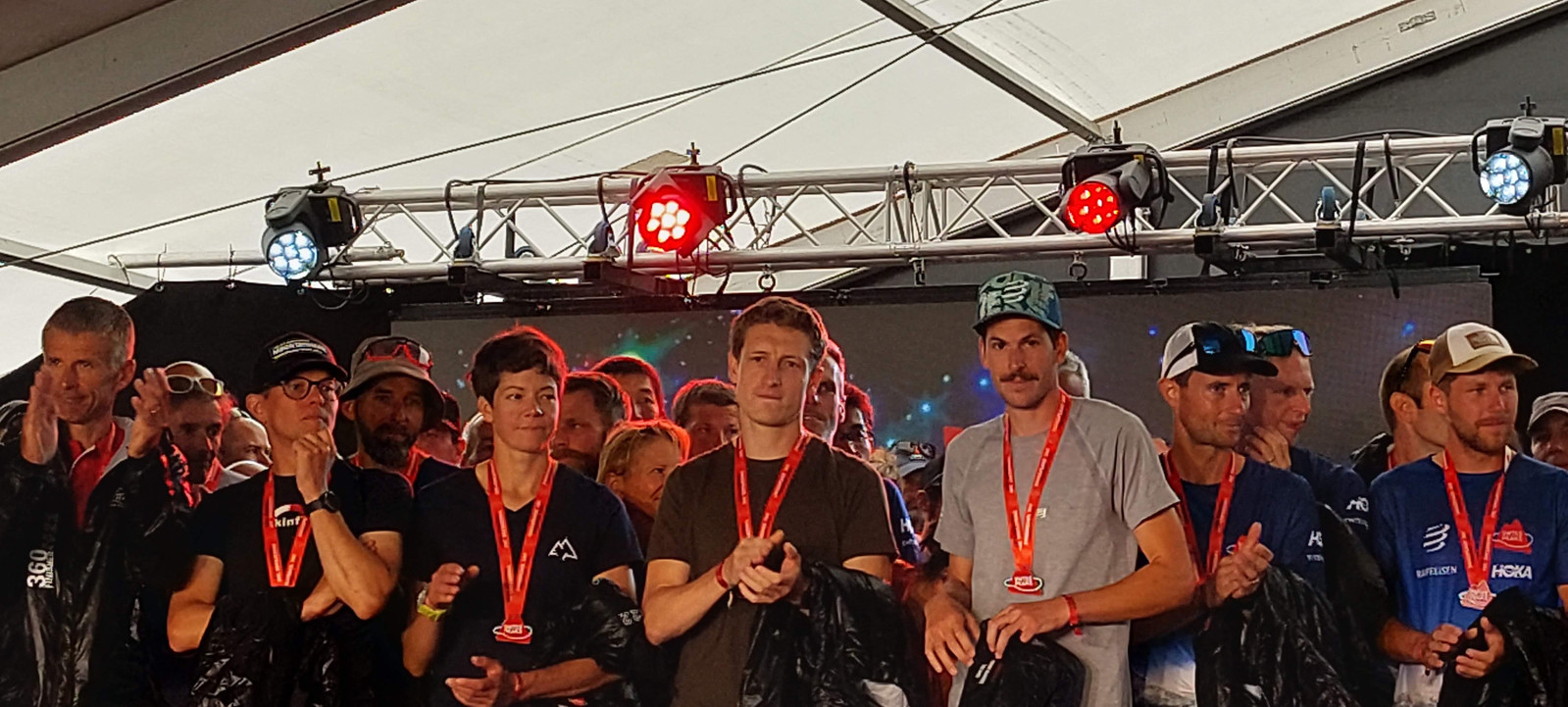 Ann (50) loopt 360 kilometer door Zwitserse Alpen en overwint 26.000 ...