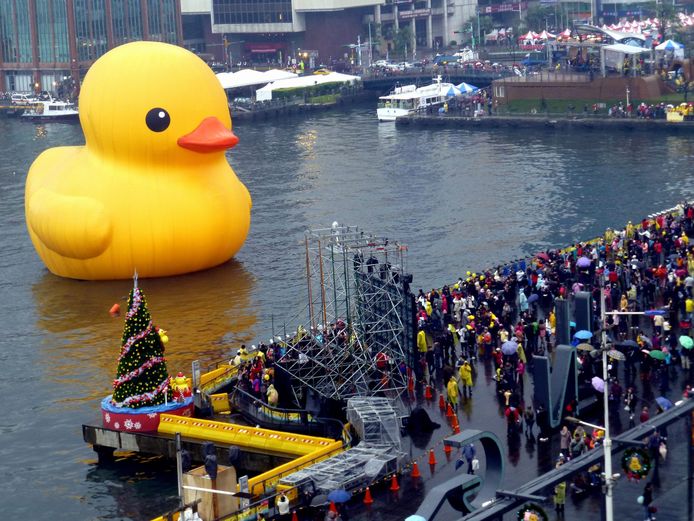 Canada ruziet over kosten gigantische badeend | Binnenland | AD.nl