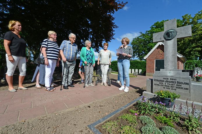 Weerselo knapt graven gesneuvelde dorpsgenoten op; ‘Teksten nu weer ...