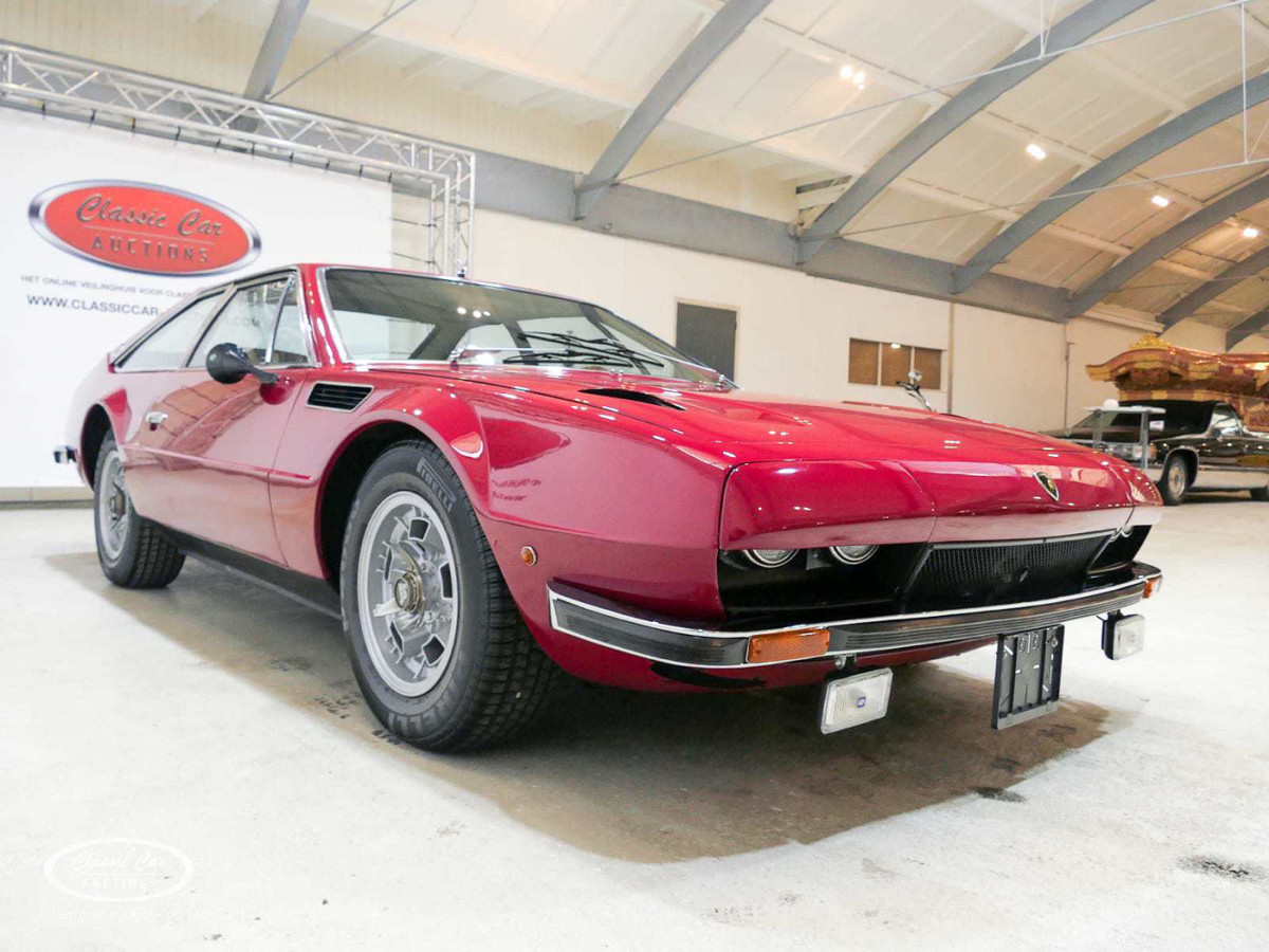 Lamborghini oldtimer vliegt in brand in Rotterdam-Kralingen | Foto | AD.nl