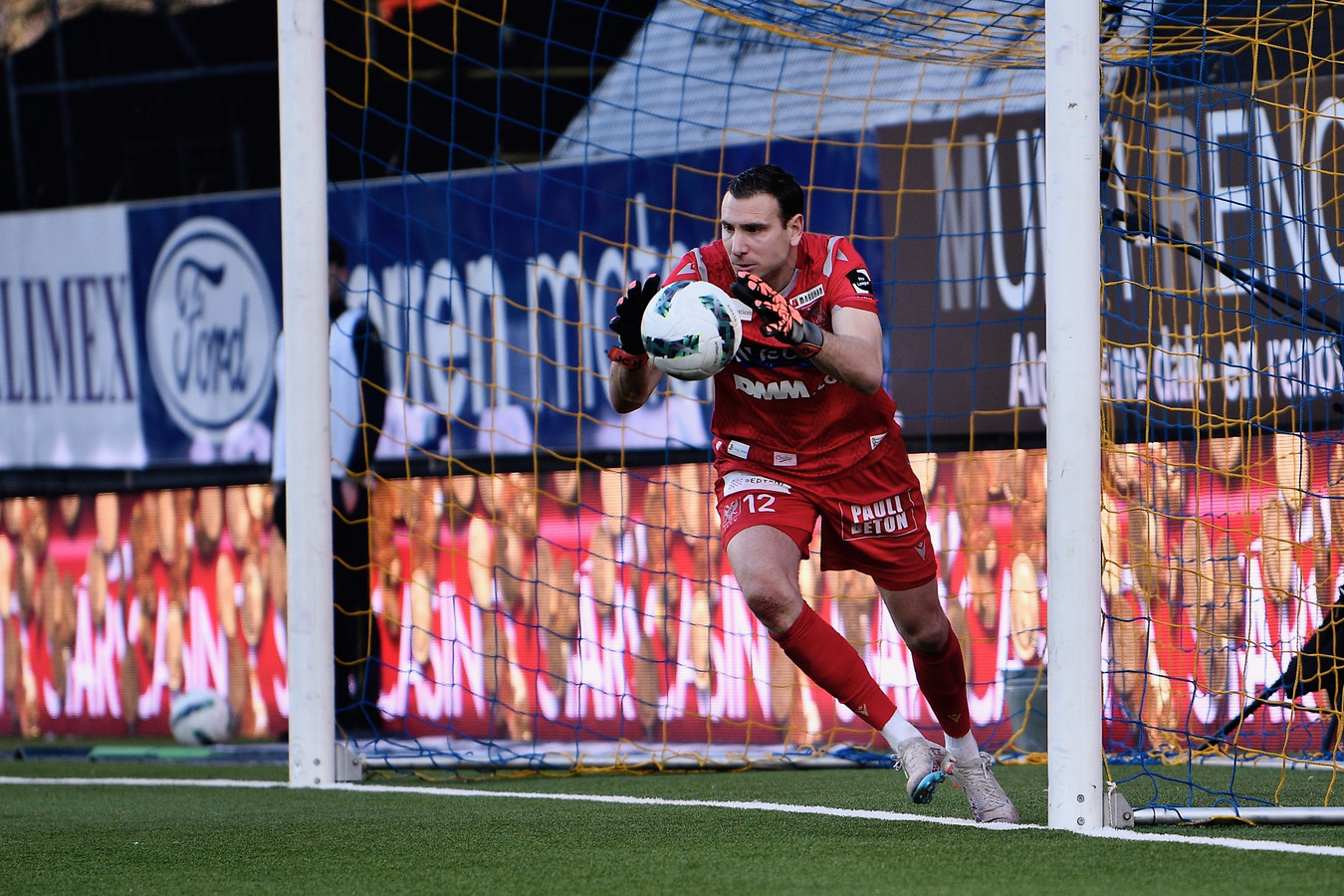 STVV-keepertrainer werd onwel door astma-aanval, doelman Coppens ...