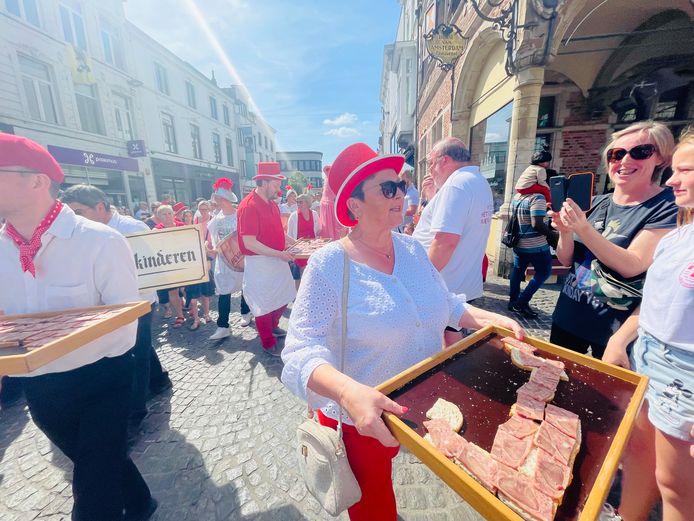 Dendermonds schepencollege deelt kopvlees uit tijdens ommegang Ros ...