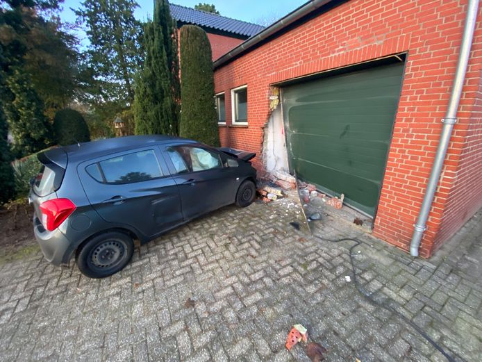 Automobiliste verliest macht over het stuur en ramt gevel van huis in ...
