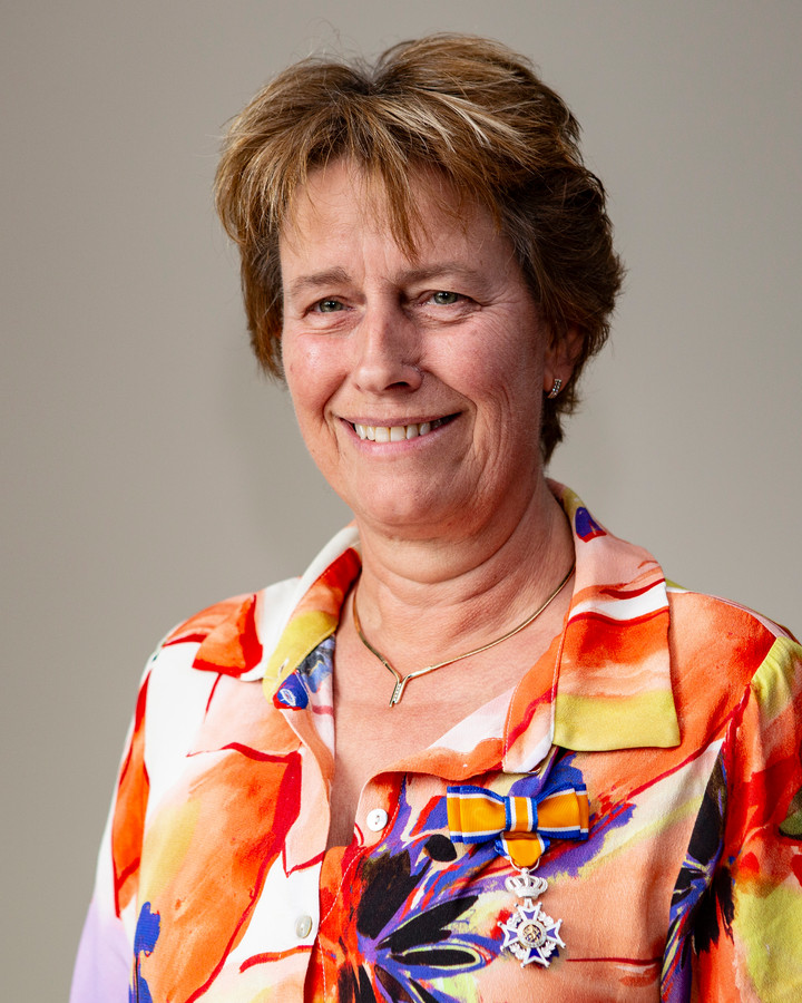 Burgemeester in Bernheze langs de deuren met vijftien lintjes ...