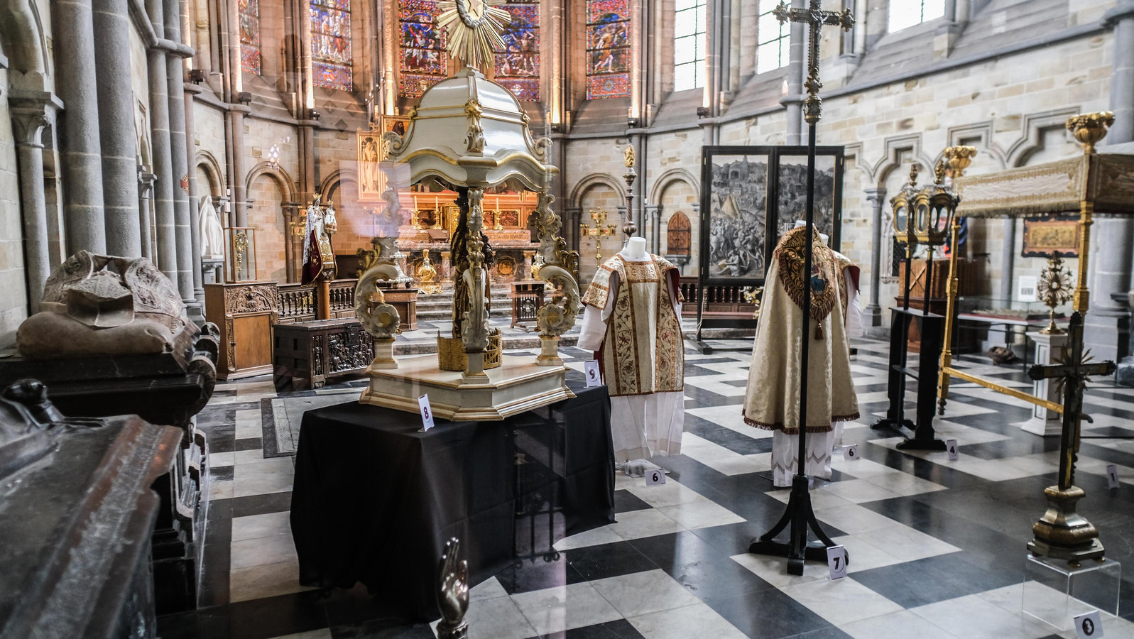 Vrijwilligers werken jarenlang aan inventaris religieus erfgoed Sint ...