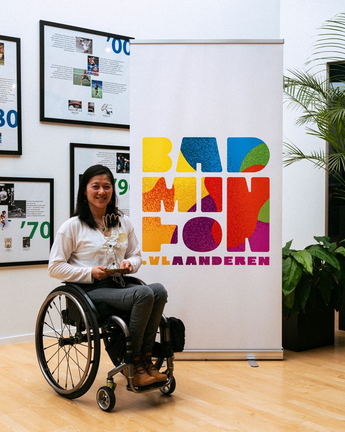 Man-Kei To uit Ninove ontvangt Europese trofee als ‘Parabadmintonster ...