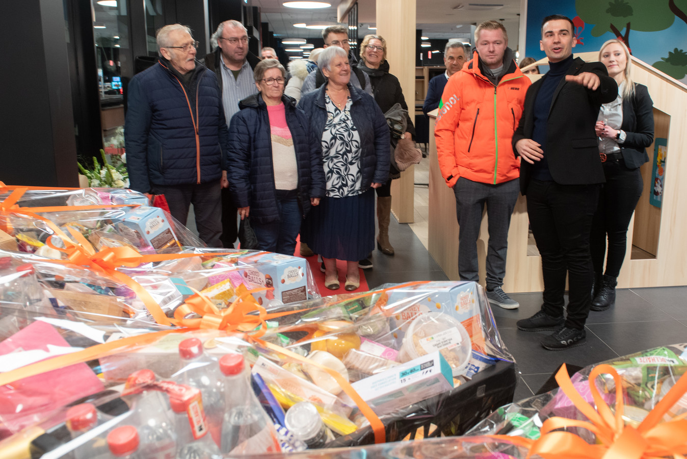 KIJK. Meer dan vijf uur in de rij voor gratis winkelkar: “In deze ...