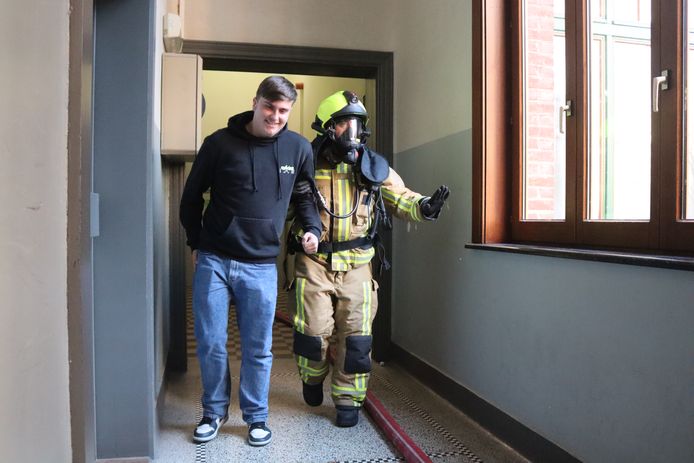 Gewapende indringer, brand en 1.400 leerlingen geëvacueerd: politie en ...