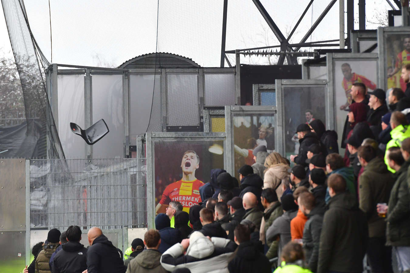 FC Twente wil schade na uitduel bij Go Ahead Eagles verhalen op rellende supporters | Foto ...