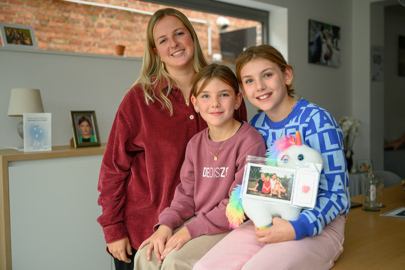 Linde (10) en Bente (7) sturen knuffel met foto van verongelukte ouders ...