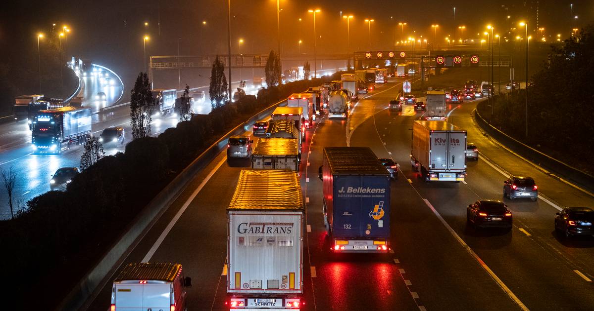 Uur file op Antwerpse Ring richting Gent door ongeval in Berchem, ook ... Uur file op Antwerpse Ring richting Gent door ongeval in Berchem, ook ...