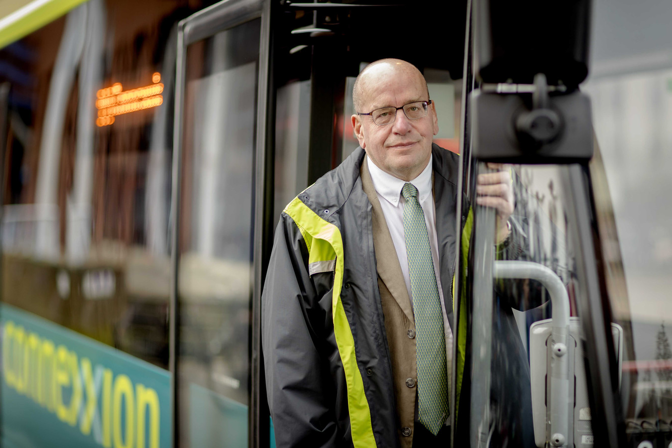 Buschauffeur Fred Teeven moet nog wennen aan zijn nieuwe werktijden ...