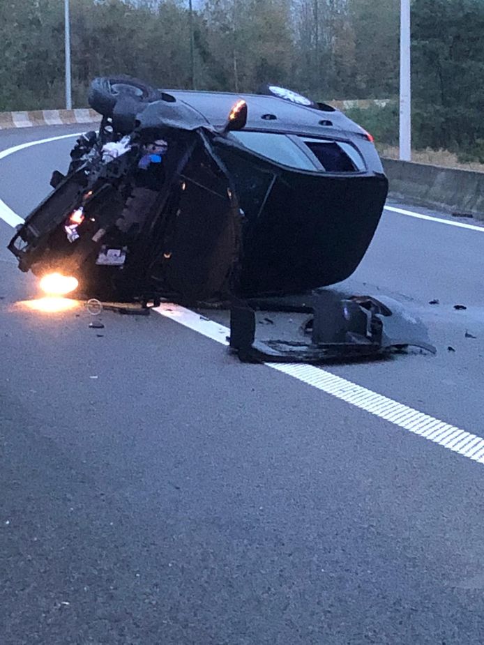Wagen gaat over de kop op Antwerpse Ring: bestuurster afgevoerd naar ... Wagen gaat over de kop op Antwerpse Ring: bestuurster afgevoerd naar ...