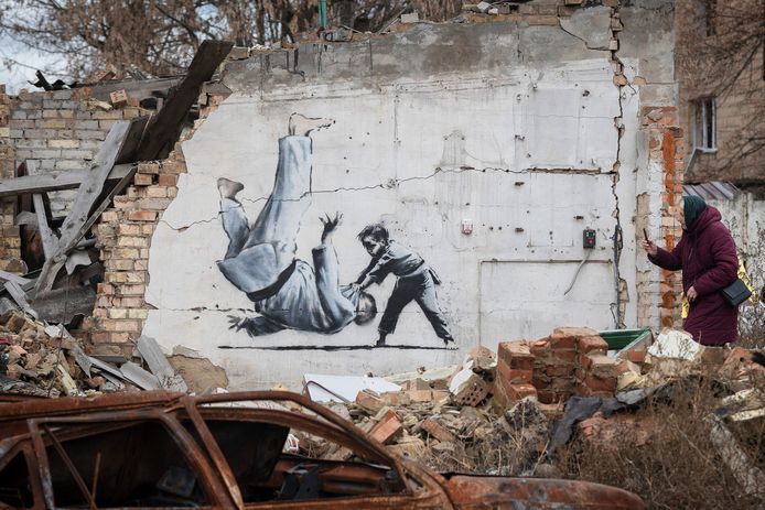 Banksy erkent reeks muurschilderingen in Oekraïne als eigen werk en ...