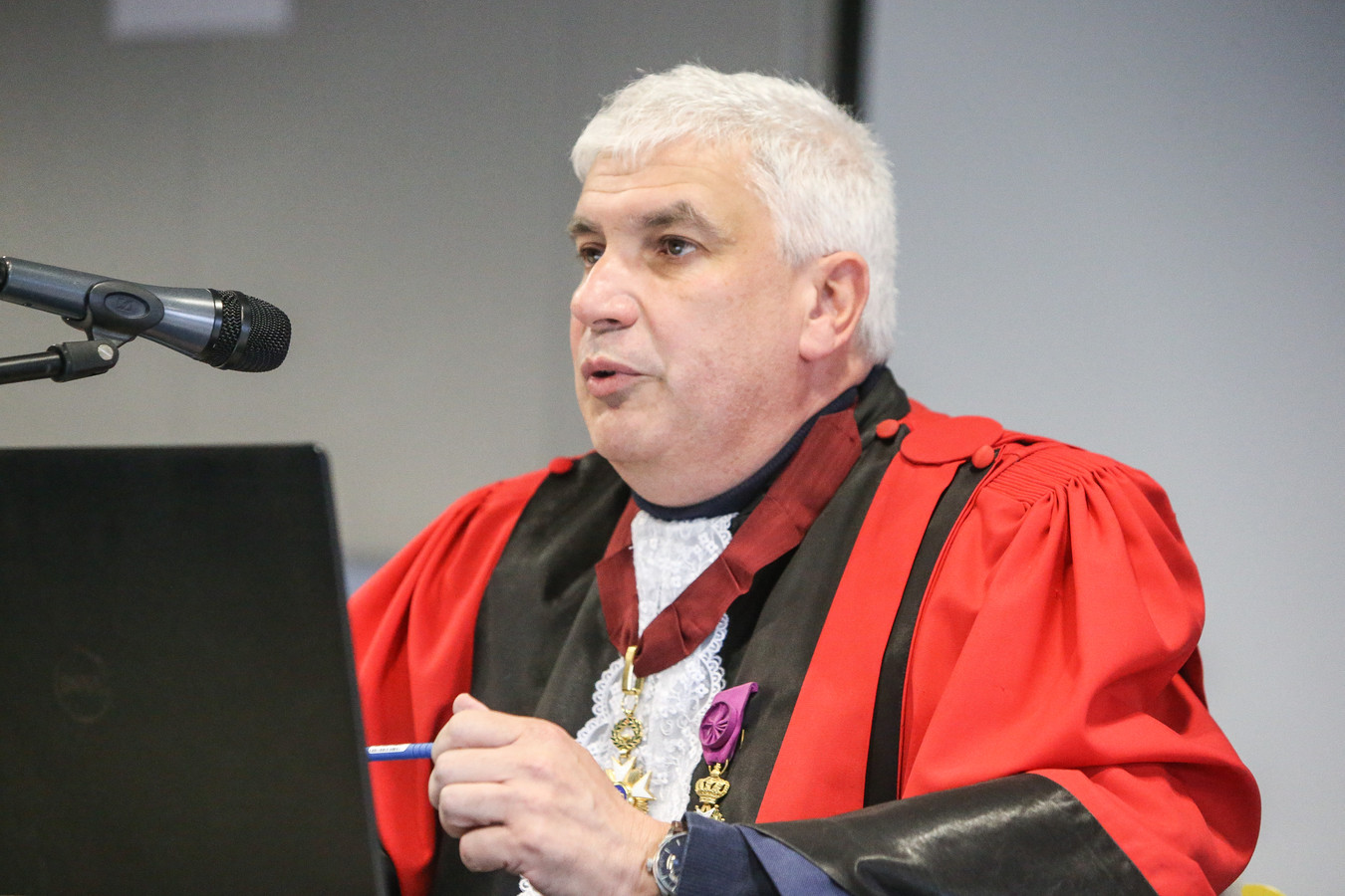 ASSISEN. Nog sigaretten gekocht en rustig geparkeerd: waarom wachtte ...