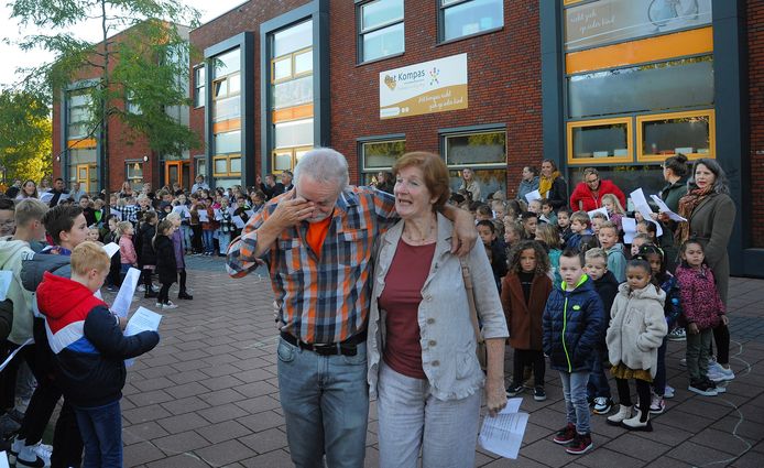 Leerlingen zingen meester Arie uit na 41 jaar: ‘Arie gaat nu echt van ...