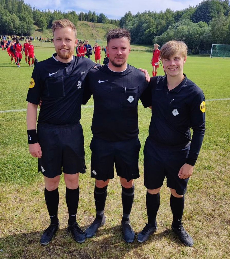 Scheidsrechter Julian (26) geniet in Zweden: ‘Alleen jammer dat ik hier ...