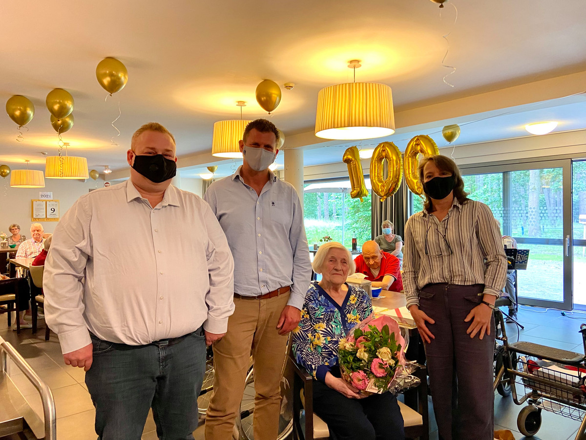 Halmolen viert feest: 100 kaarsjes voor Mariëtte | Foto | hln.be