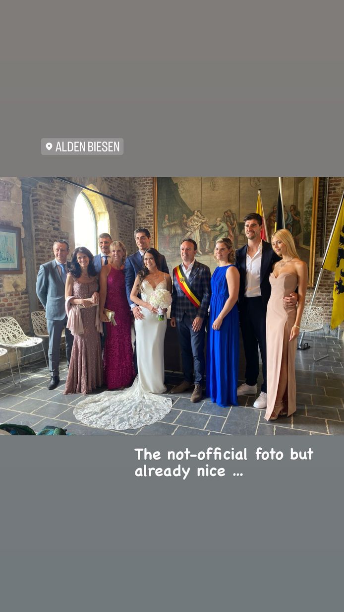 “De familie is compleet”: mama Gitte toont trots blik achter de ...