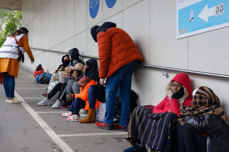 Opnieuw moeten tientallen gezinnen met kinderen en niet-begeleide ...