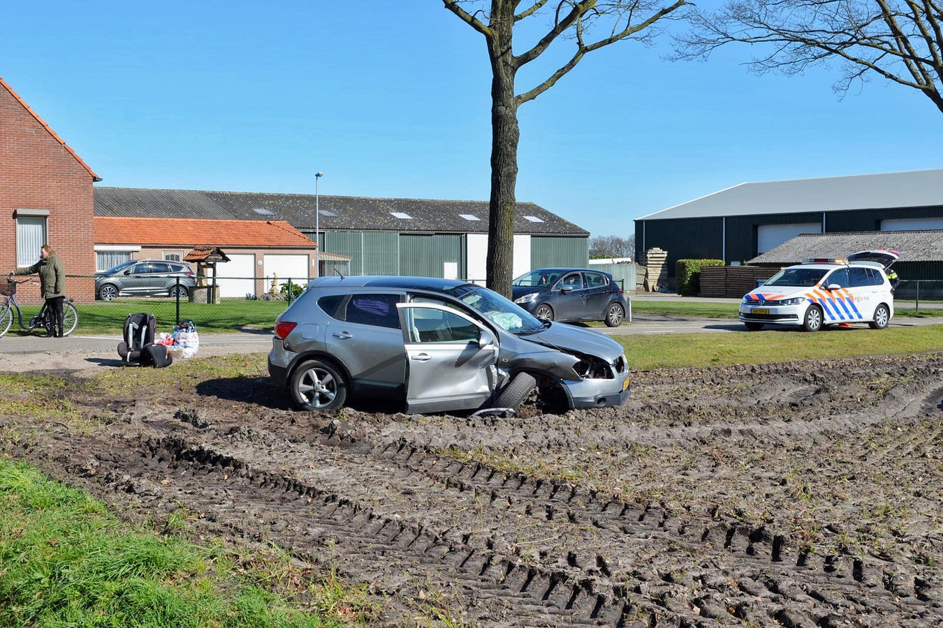 Auto vliegt in brand na botsing in Bergen op Zoom | Foto | bndestem.nl