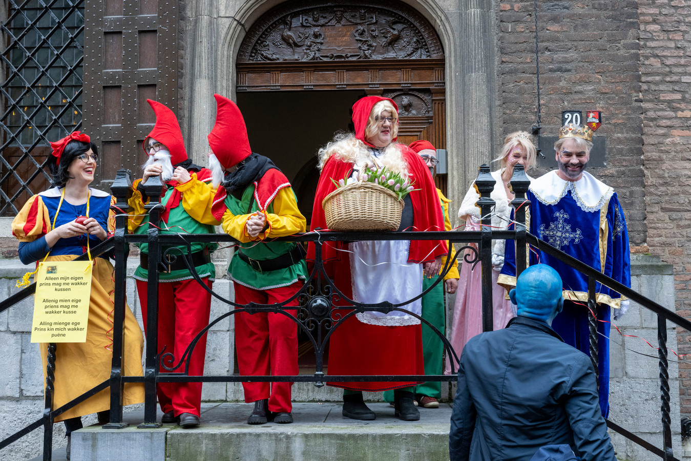 Hubert Bruls verruilt met carnaval strak pak voor outfit als Roodkapje ...